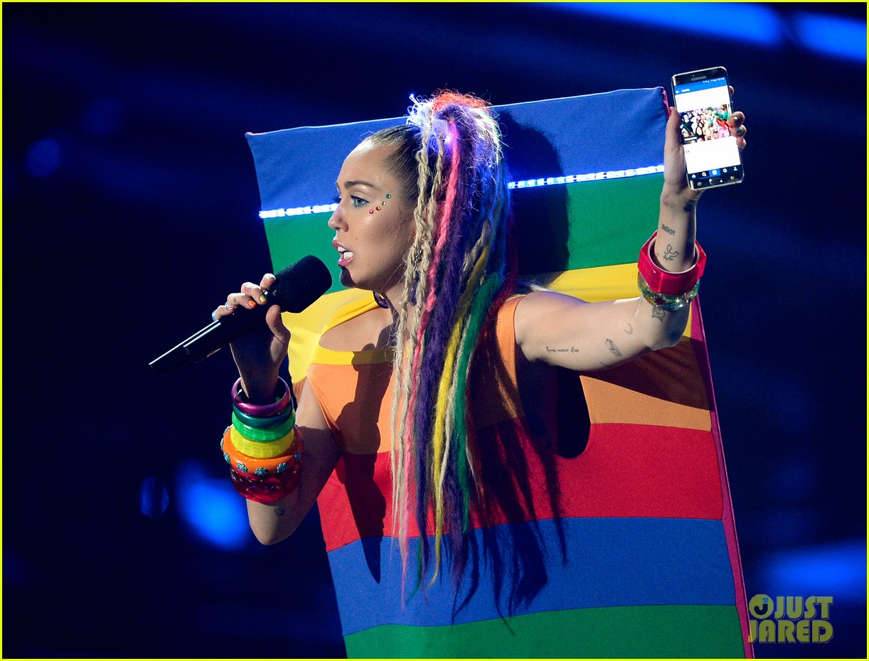 Miley Cyrus Performs New Song 'Dooo It!' at MTV VMAs 2015 - Watch Now ...